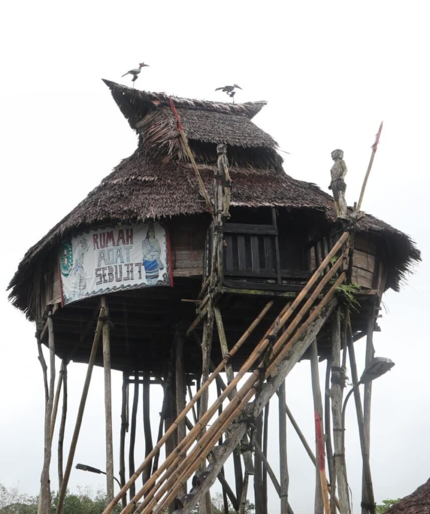 Uniknya Rumah Adat Sebujit, Rumah Diperbatasan Indonesia Dan Malaysia ...