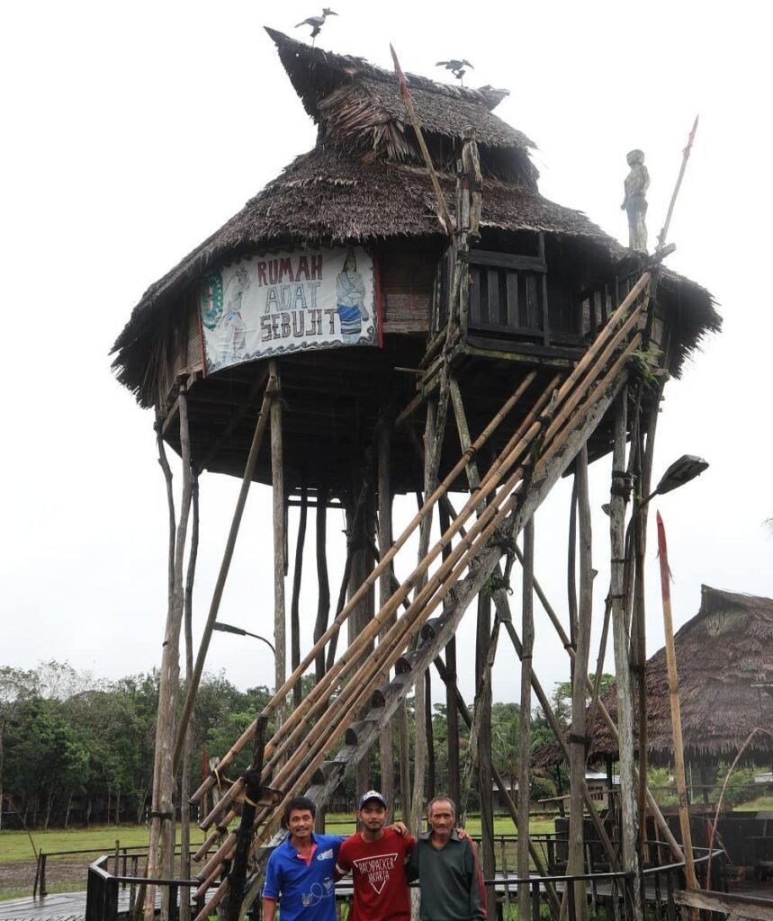 Uniknya Rumah Adat Sebujit, Rumah Diperbatasan Indonesia Dan Malaysia ...